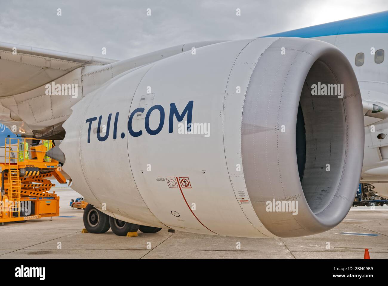 Tui airways logo hi-res stock photography and images - Alamy