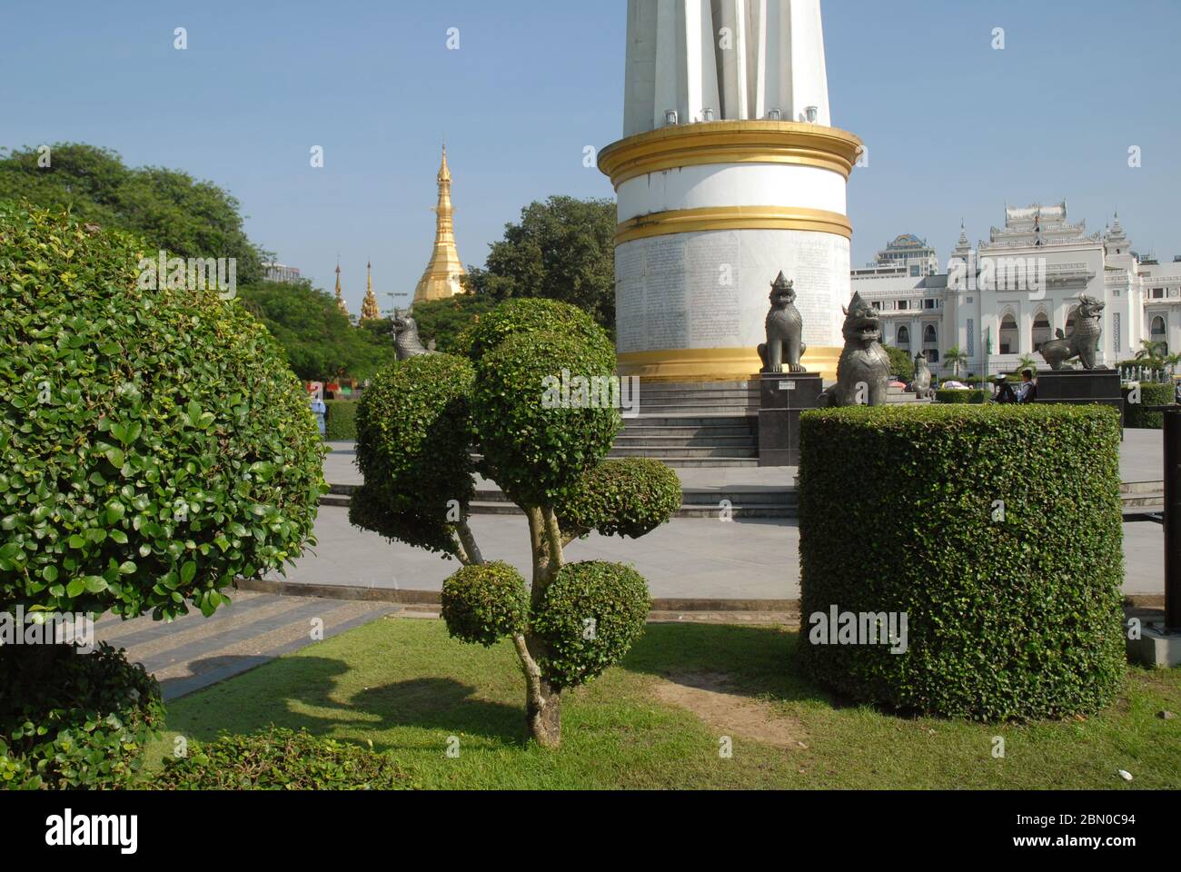 Independence monument mahabandoola garden hi-res stock photography and ...