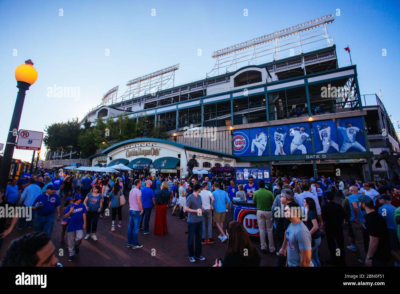 Baseball game cubs stadium crowd hi-res stock photography and images ...