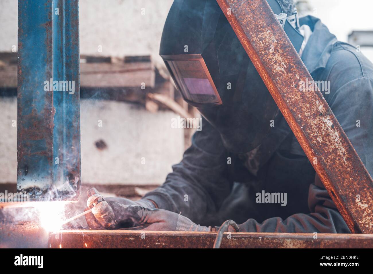 Man welding hi-res stock photography and images - Alamy