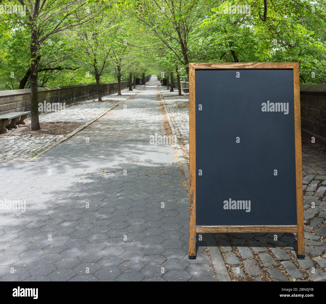 Blank chalkboard sign hi-res stock photography and images - Alamy