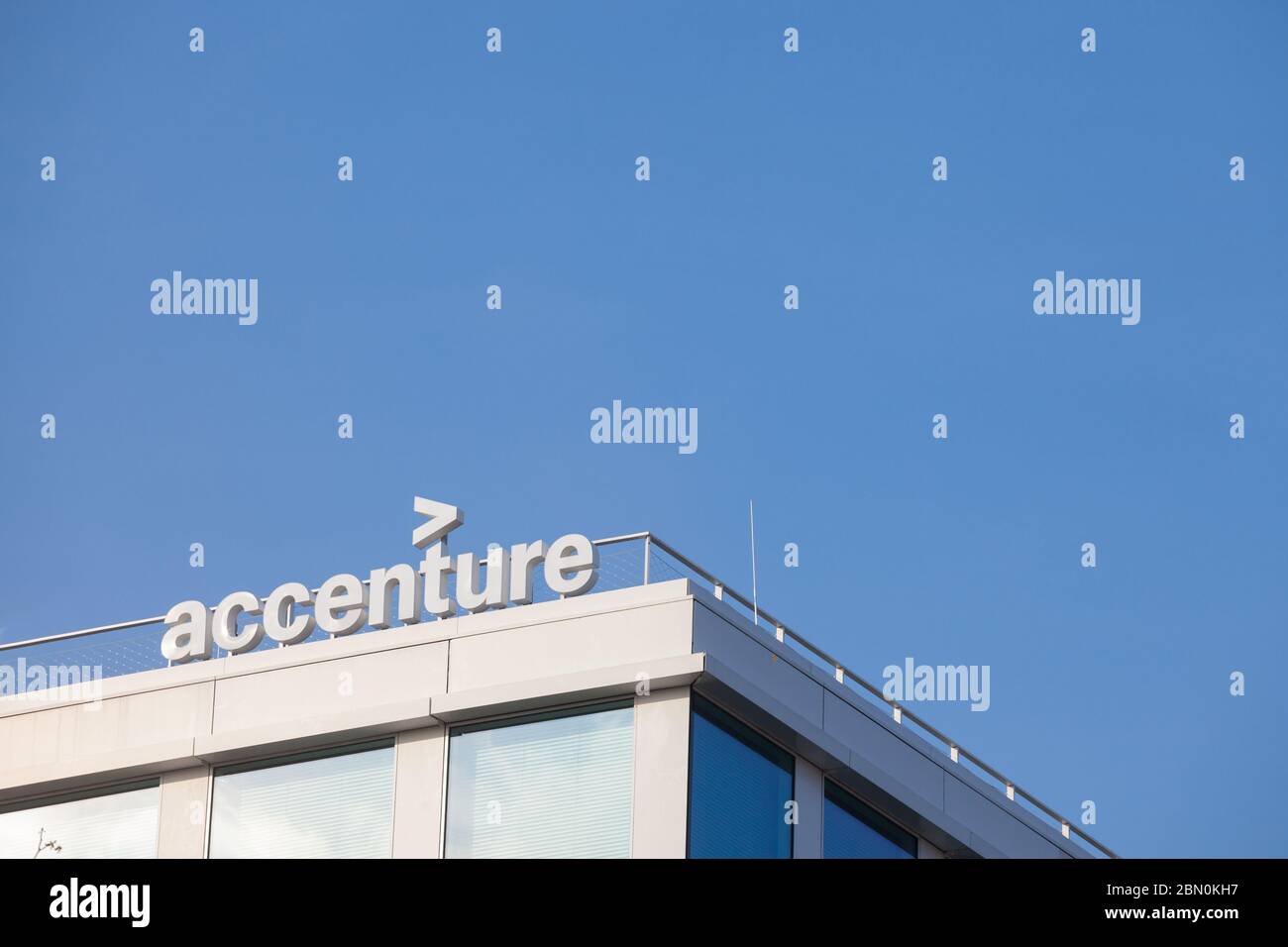 Accenture logo hi-res stock photography and images - Alamy