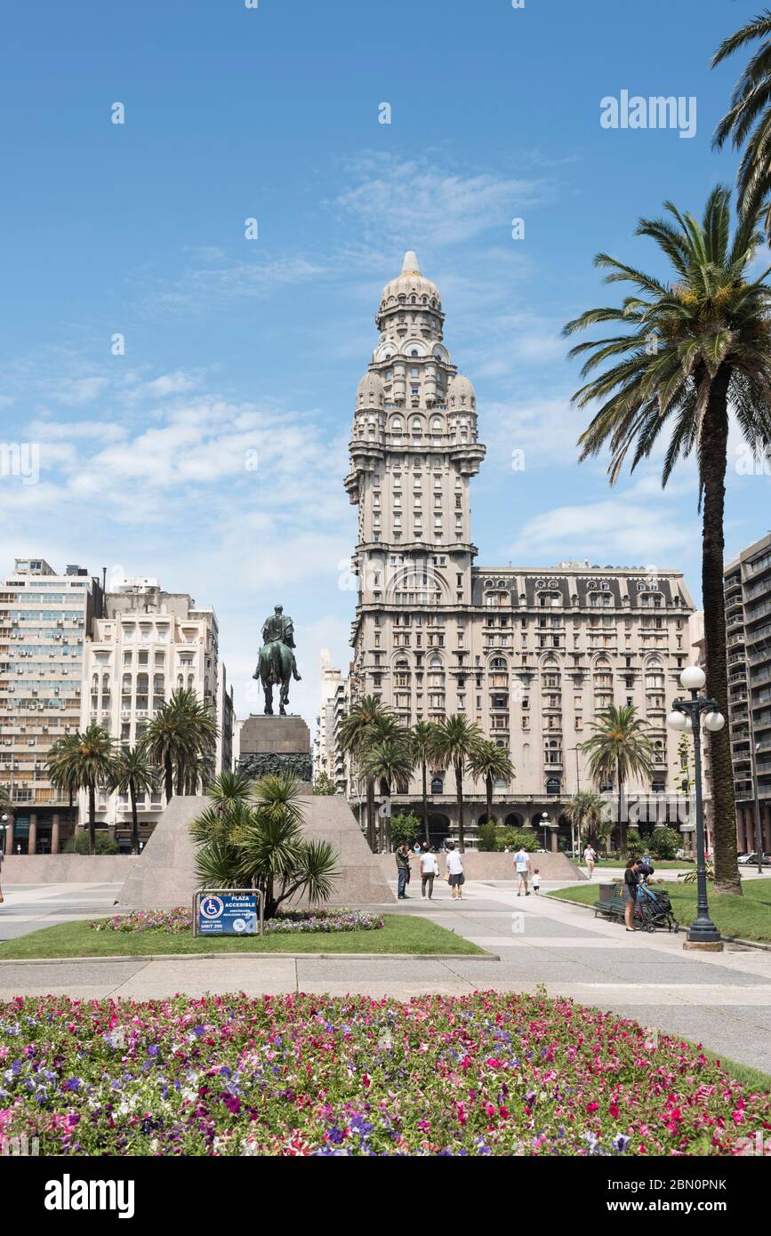 Montevideo / Uruguay, Dec 29, 2018: Independence Square, Plaza ...