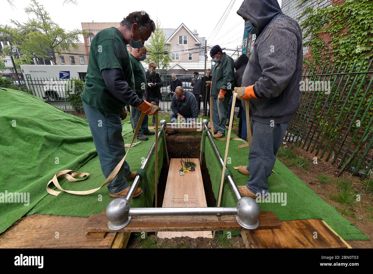 Grave diggers hi-res stock photography and images - Alamy