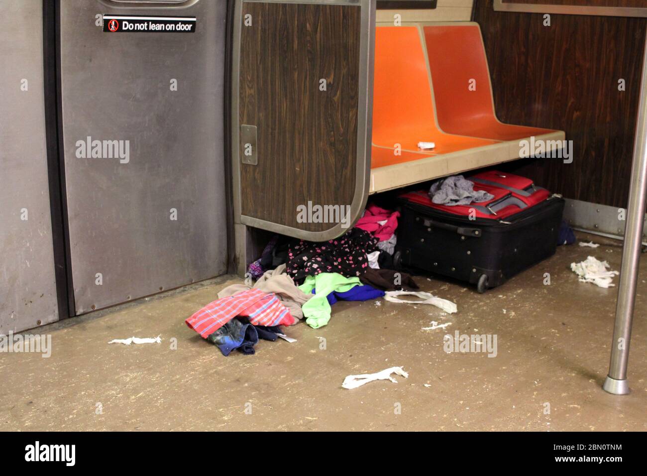 Left luggage sign hi-res stock photography and images - Alamy