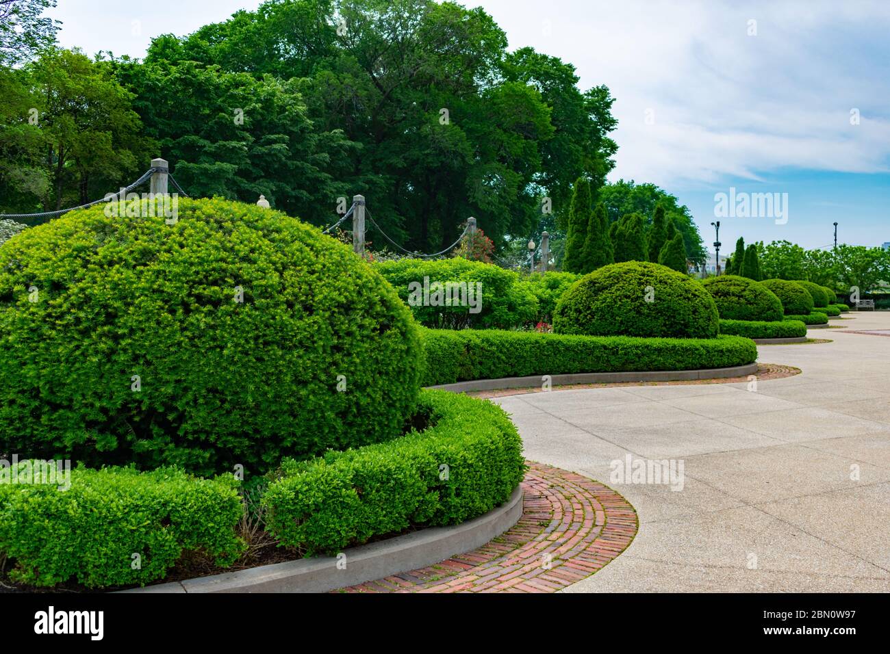 Green hedges bushes hi-res stock photography and images - Alamy
