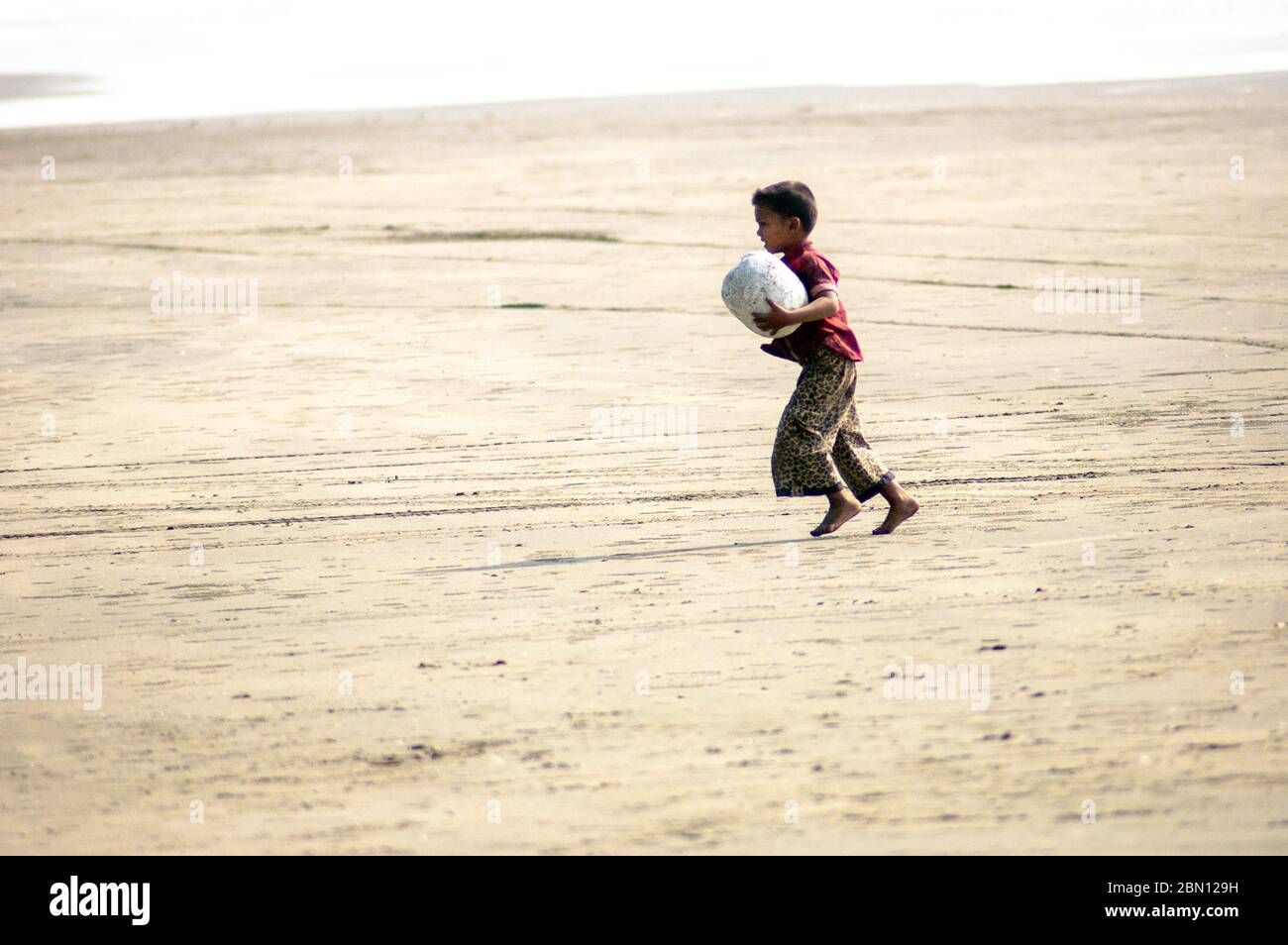 Running with rugby ball hi-res stock photography and images - Alamy