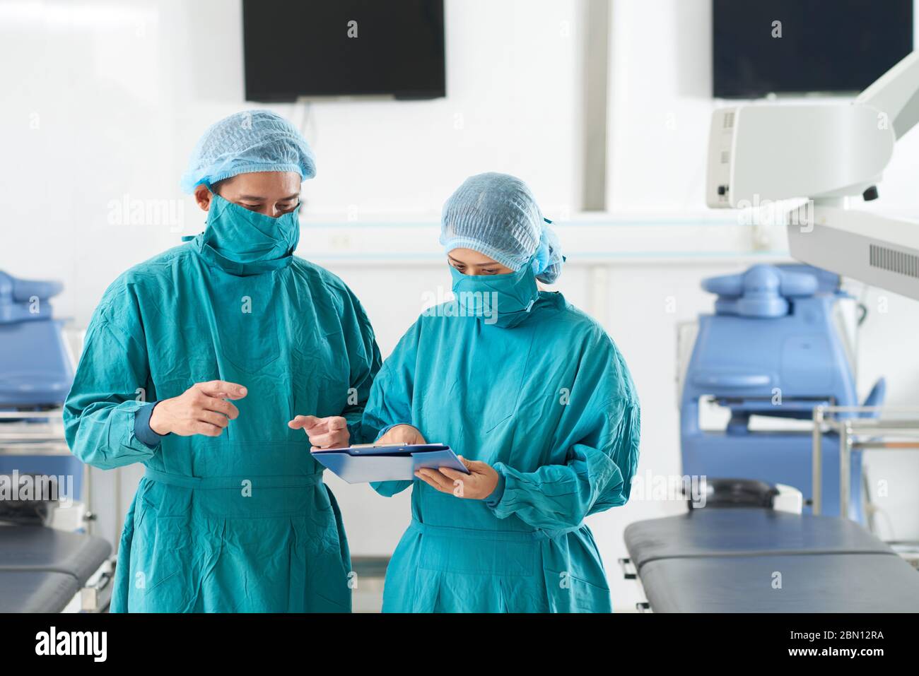 Asian surgeon hi-res stock photography and images - Alamy