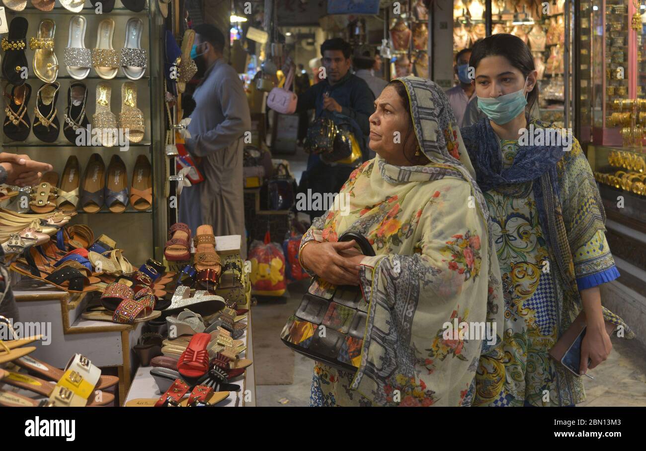 Lahore, Pakistan. 11th May, 2020. Pakistani people Eid shopping at ...