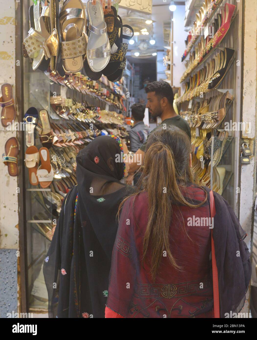 Lahore, Pakistan. 11th May, 2020. Pakistani people Eid shopping at ...
