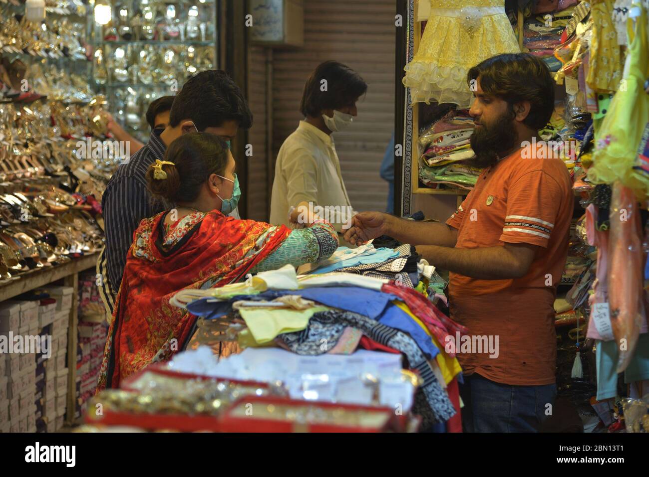 Lahore, Pakistan. 11th May, 2020. Pakistani people Eid shopping at ...