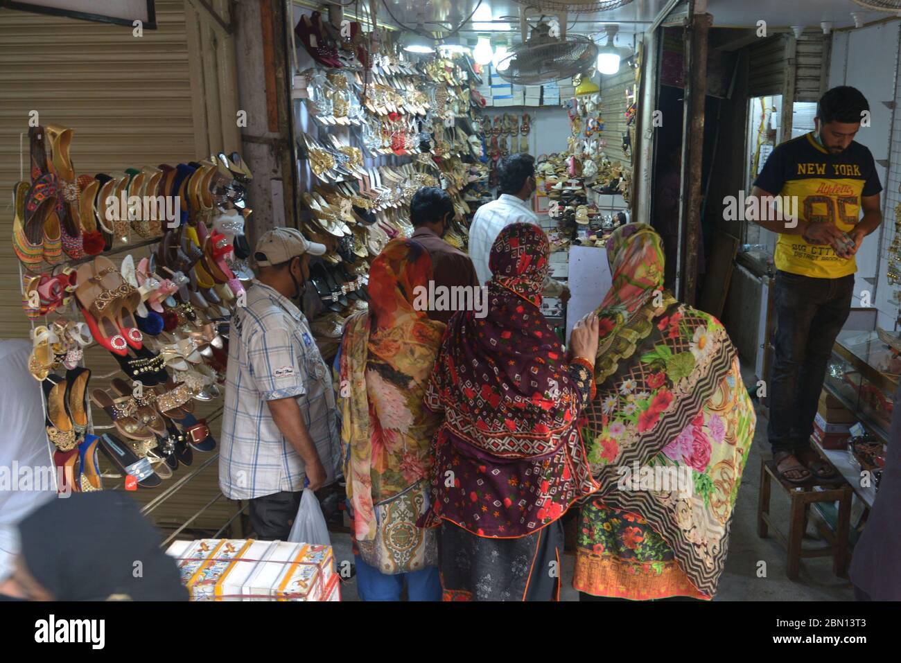 Lahore, Pakistan. 11th May, 2020. Pakistani people Eid shopping at ...