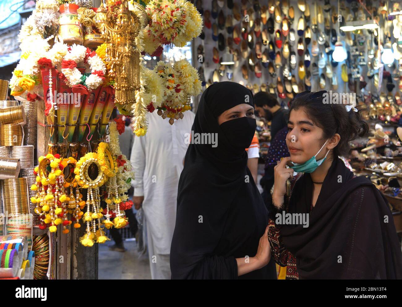 Lahore, Pakistan. 11th May, 2020. Pakistani people Eid shopping at ...