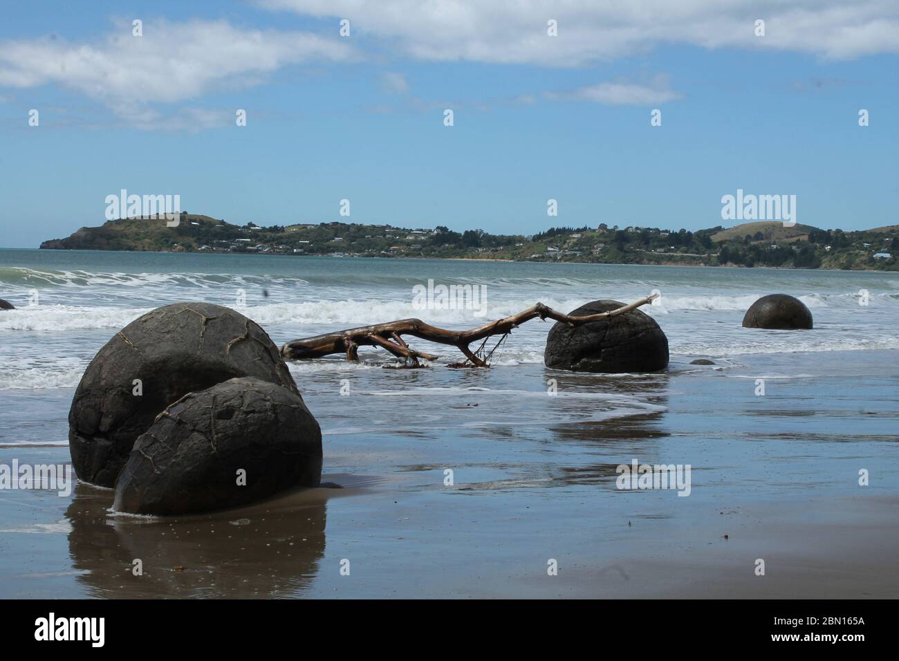 Round boulders hi-res stock photography and images - Alamy