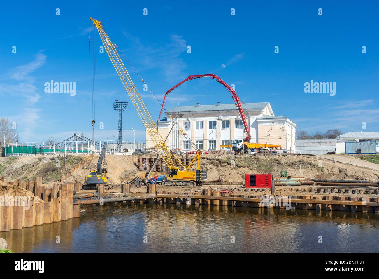 Excavator working on river hi-res stock photography and images - Alamy