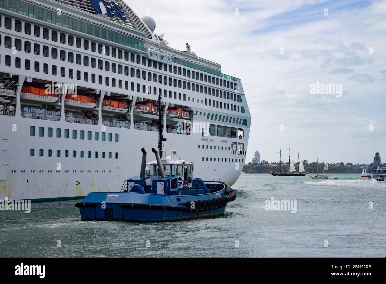Docking tugboat hi-res stock photography and images - Alamy