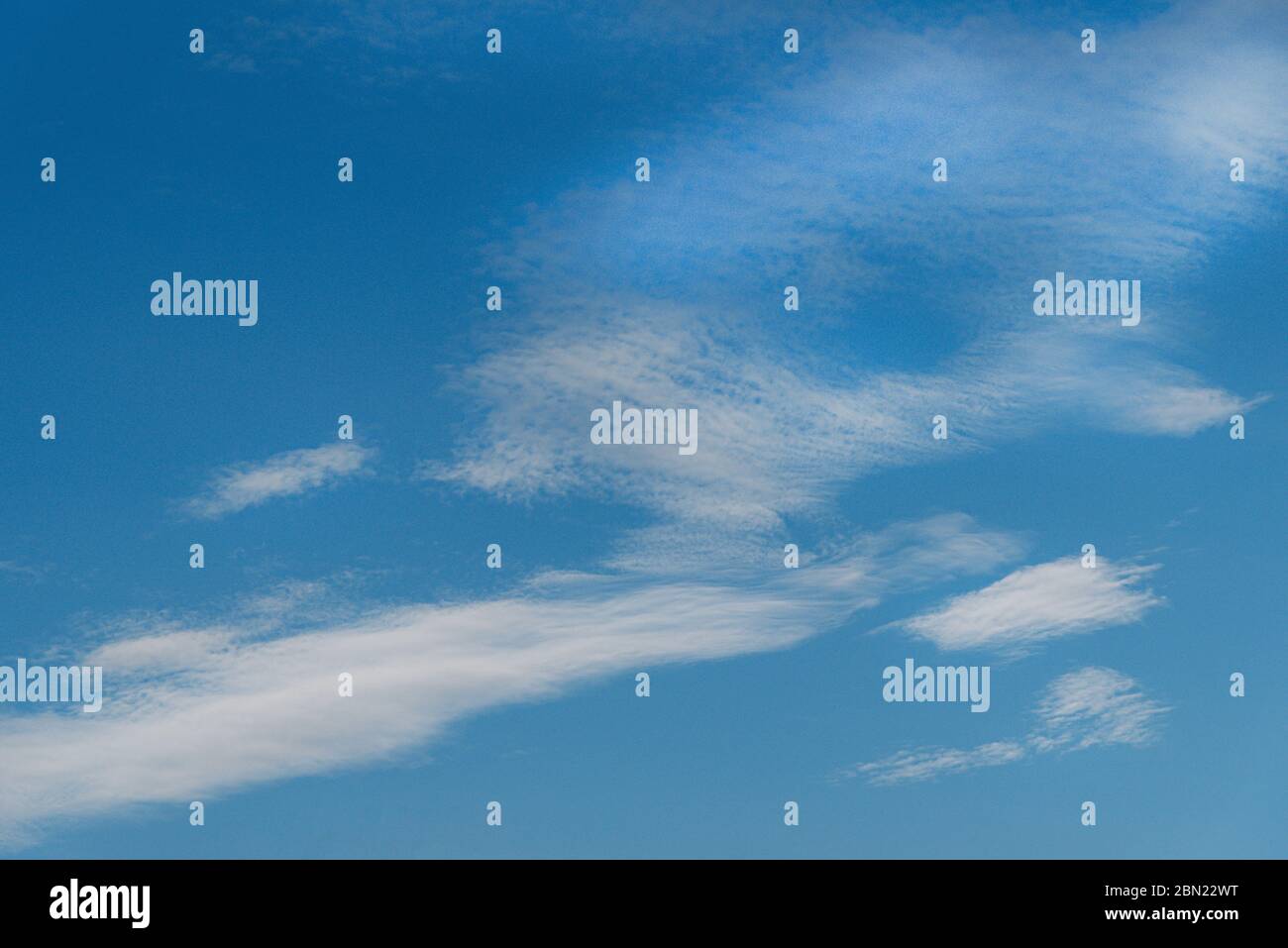 Blue sky above skyline hi-res stock photography and images - Alamy