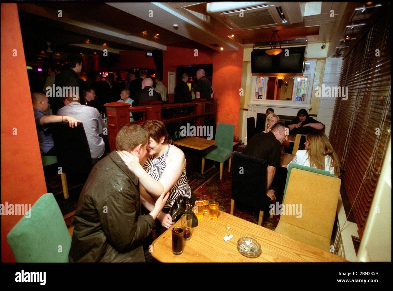 Couple kissing at nightclub hi-res stock photography and images - Alamy