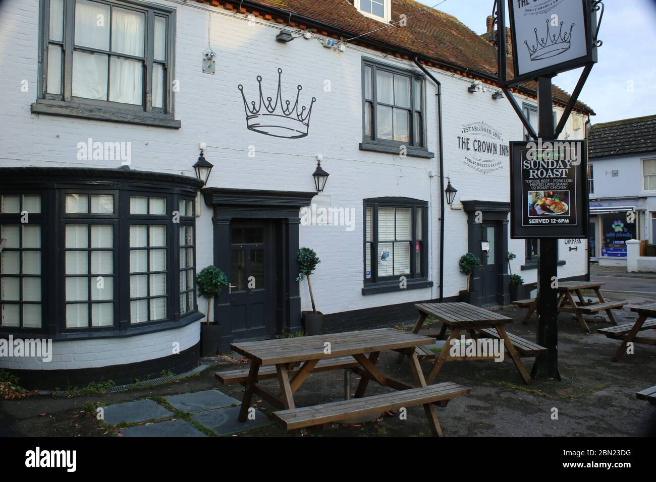 Closed pub hi-res stock photography and images - Alamy