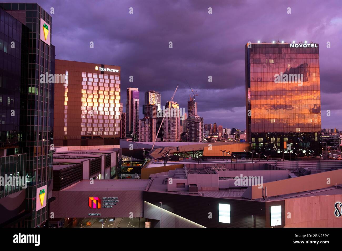 Melbourne sunset panorama australia hi-res stock photography and images ...