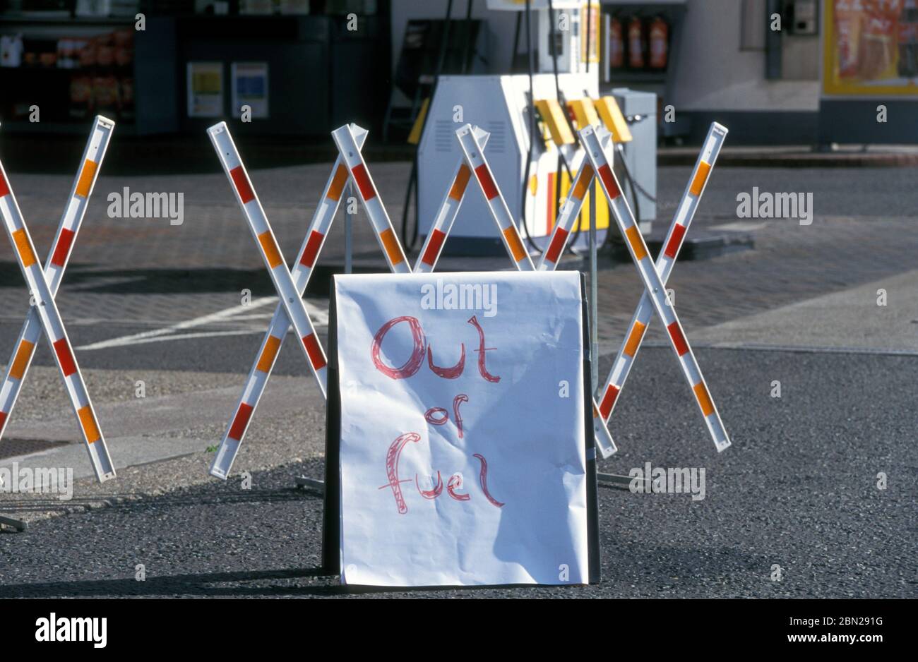 Petrol station uk 2000 hi-res stock photography and images - Alamy