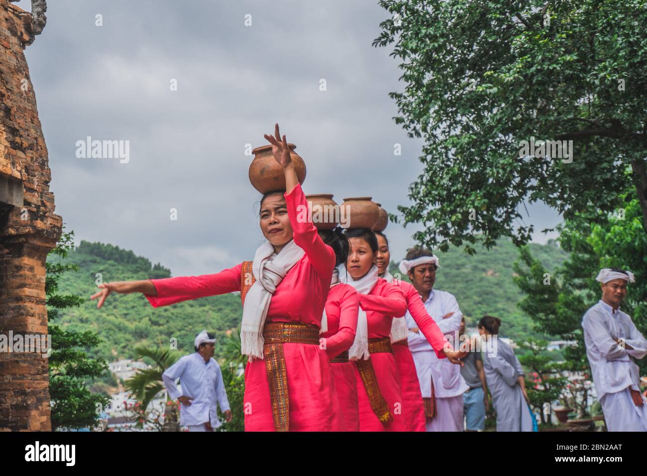 Vietnamese dance performance hi-res stock photography and images - Alamy