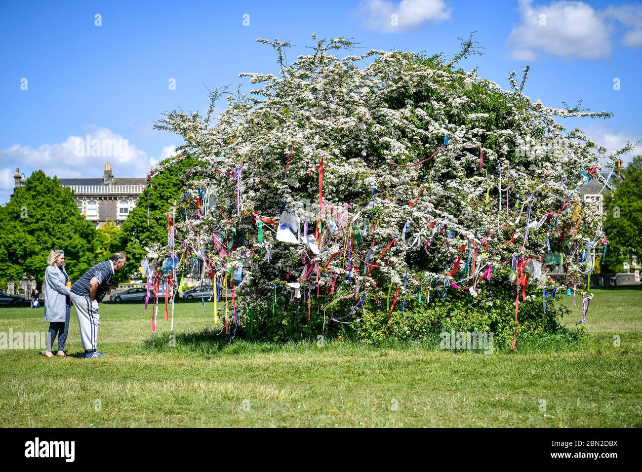 People read notes tied to hi-res stock photography and images - Alamy