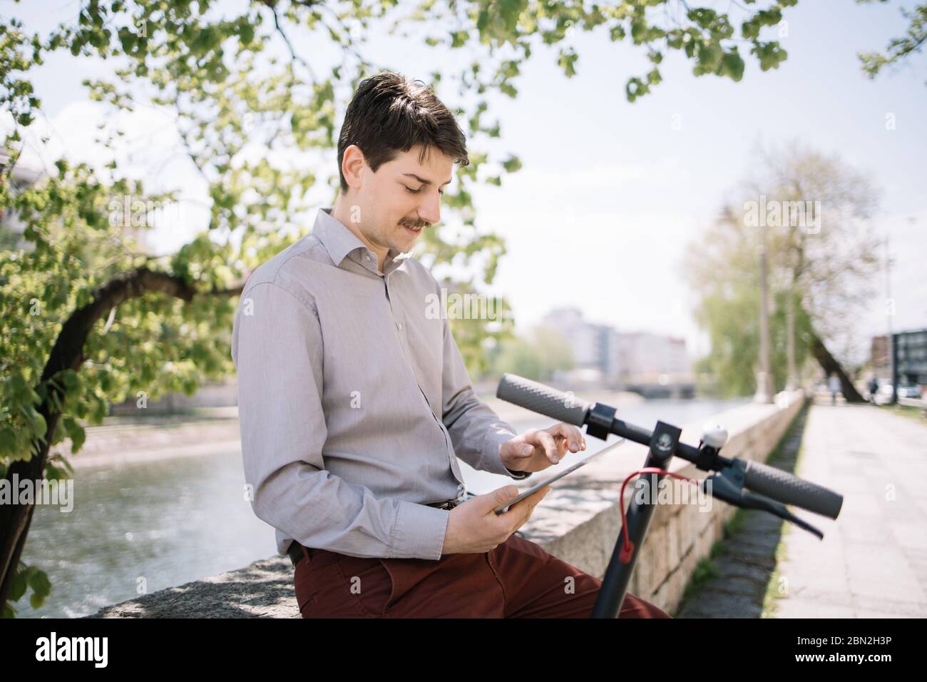 Man sitting under shade tree hi-res stock photography and images - Alamy