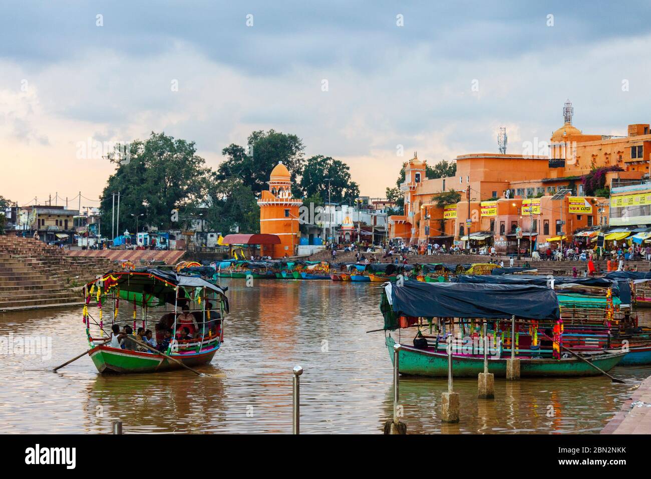 Chitrakoot, Madhya Pradesh, India : A boat sails past the steps of ...