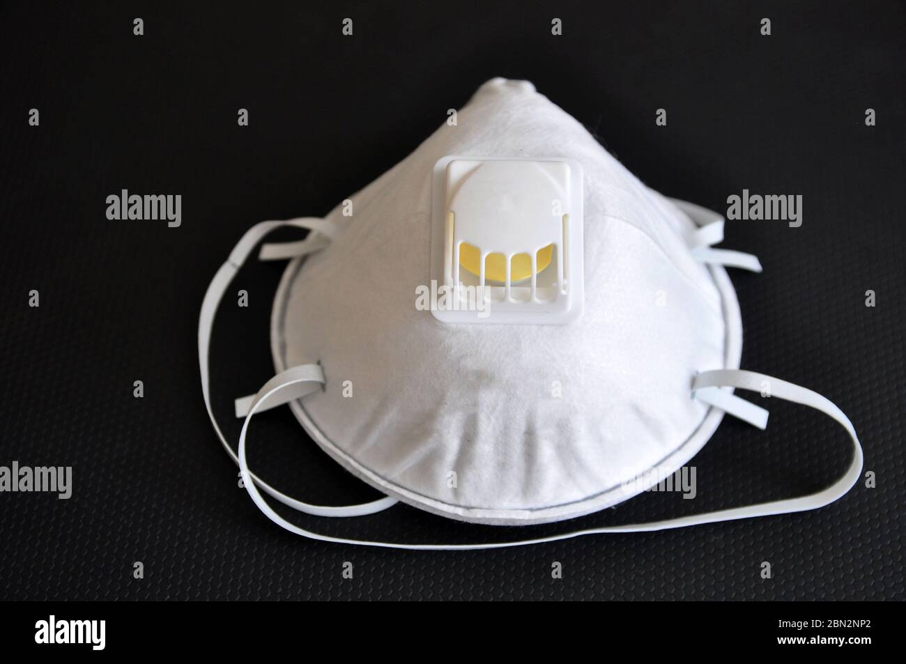 Respiratory protective mask, effective against influenza viruses and ...