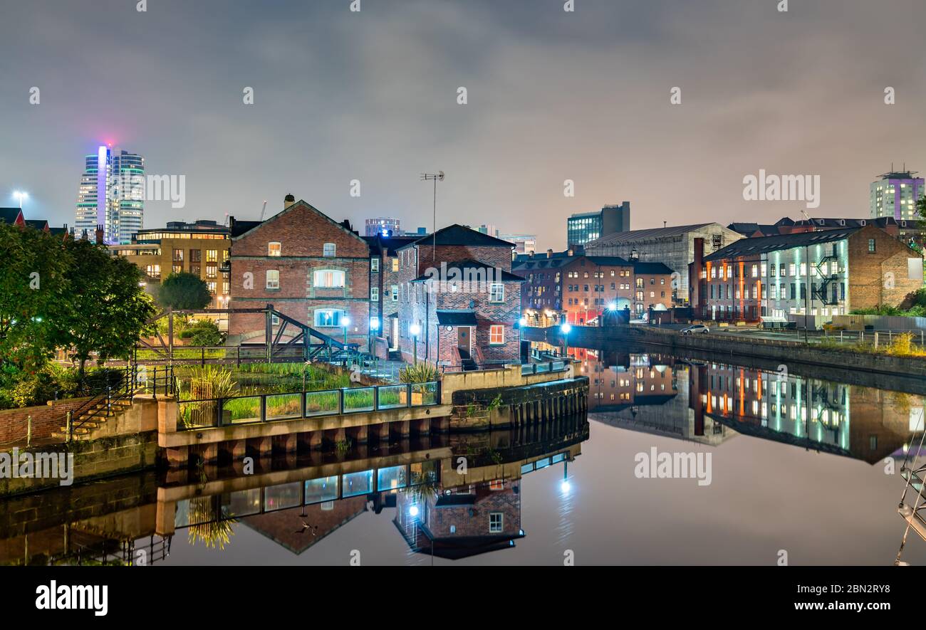 Leeds city skyline at night hi-res stock photography and images - Alamy