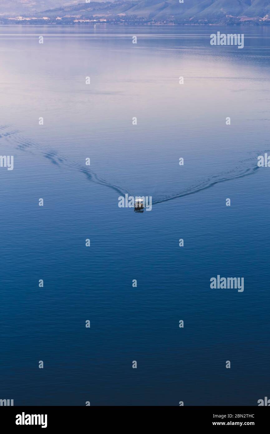 Small boat ocean from above hi-res stock photography and images - Alamy