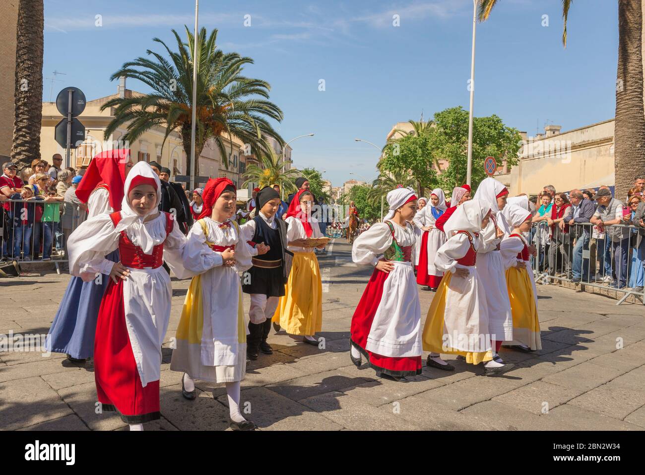 Children traditional dress, a group of children in traditional ...