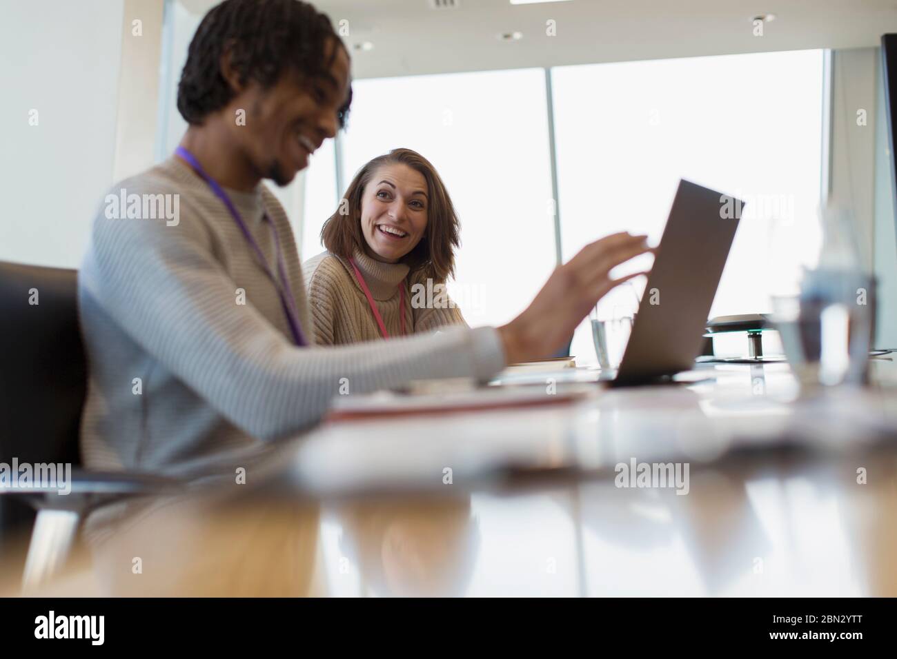 Woman man laptop smile sit hi-res stock photography and images - Alamy