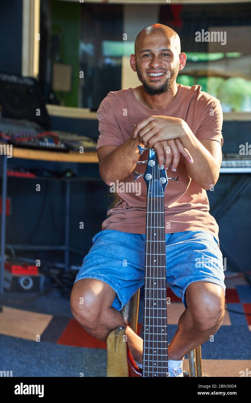 Musician portrait guitar hi-res stock photography and images - Alamy