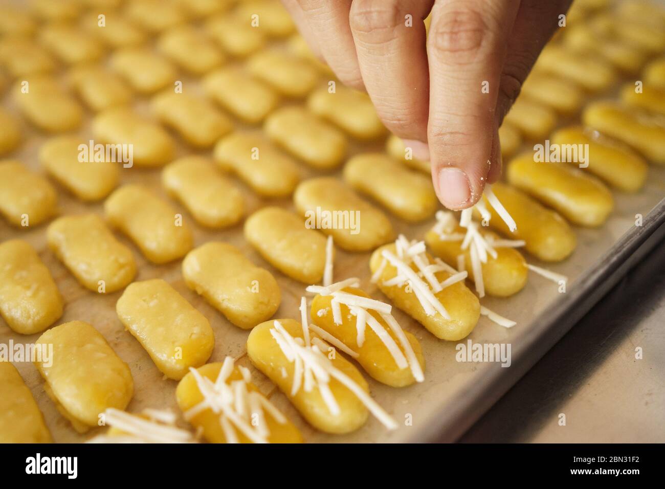 kaasstengels cake. cheese pour on kue kastengel Stock Photo - Alamy