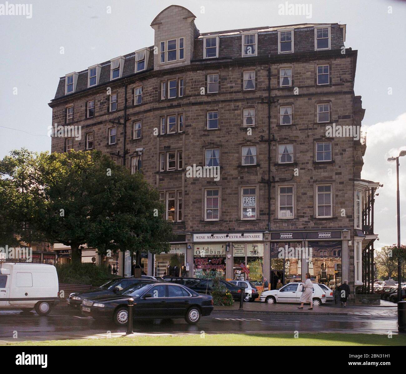 Street shopping harrogate hi-res stock photography and images - Alamy