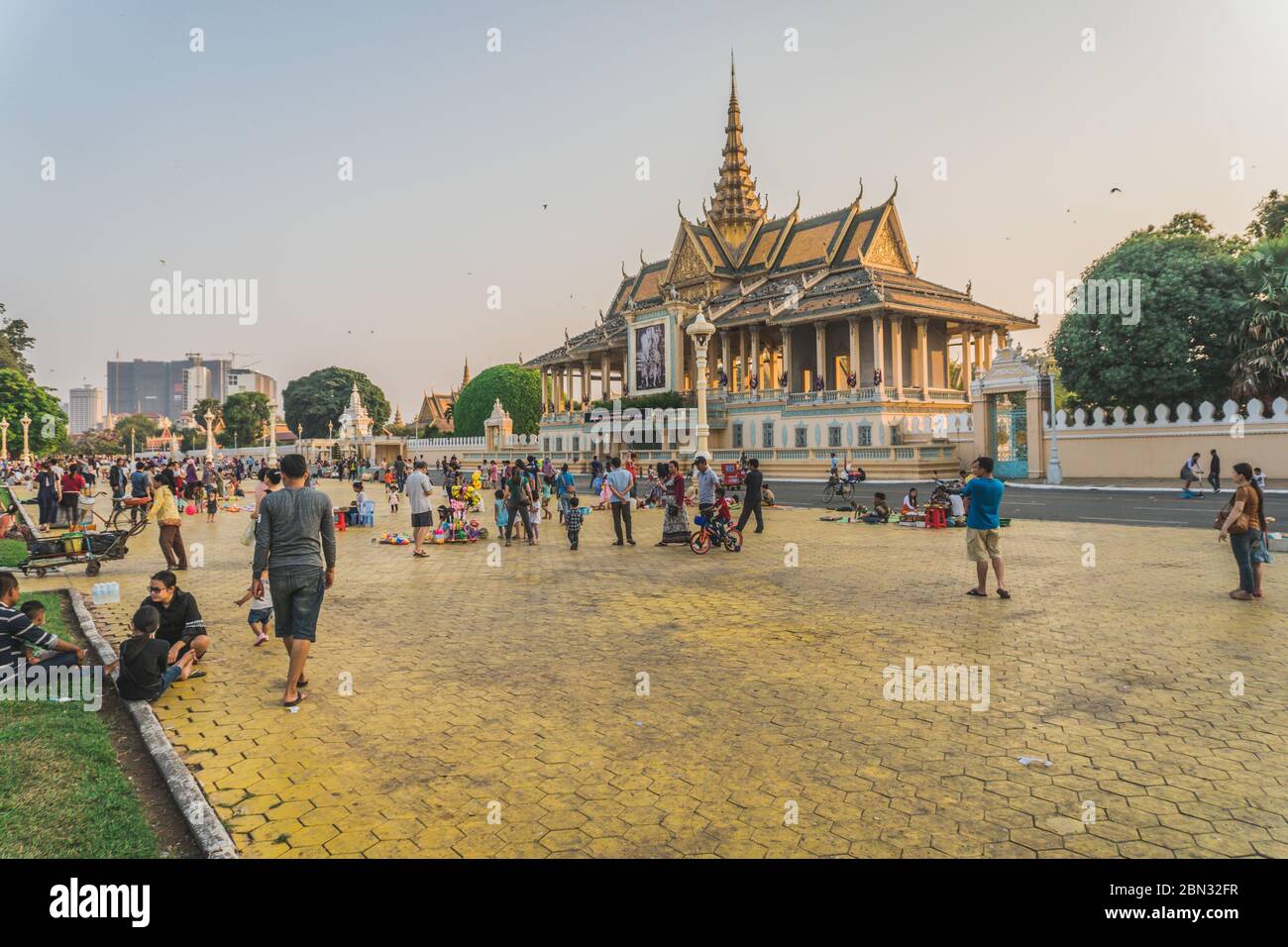 The square in the evening in front of the Royal Palace in Phnom Penh ...
