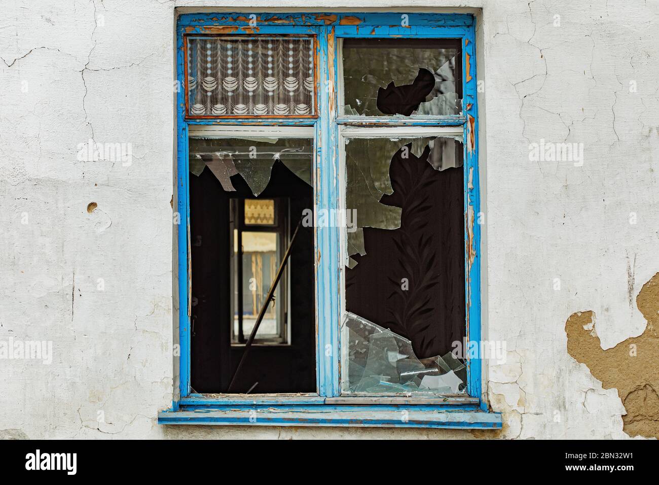 Damaged window with broken glass in old abandoned house Stock Photo - Alamy