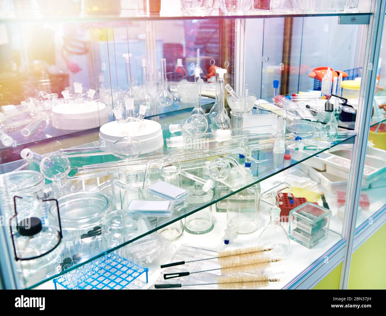 Chemical analysis lab hi-res stock photography and images - Alamy