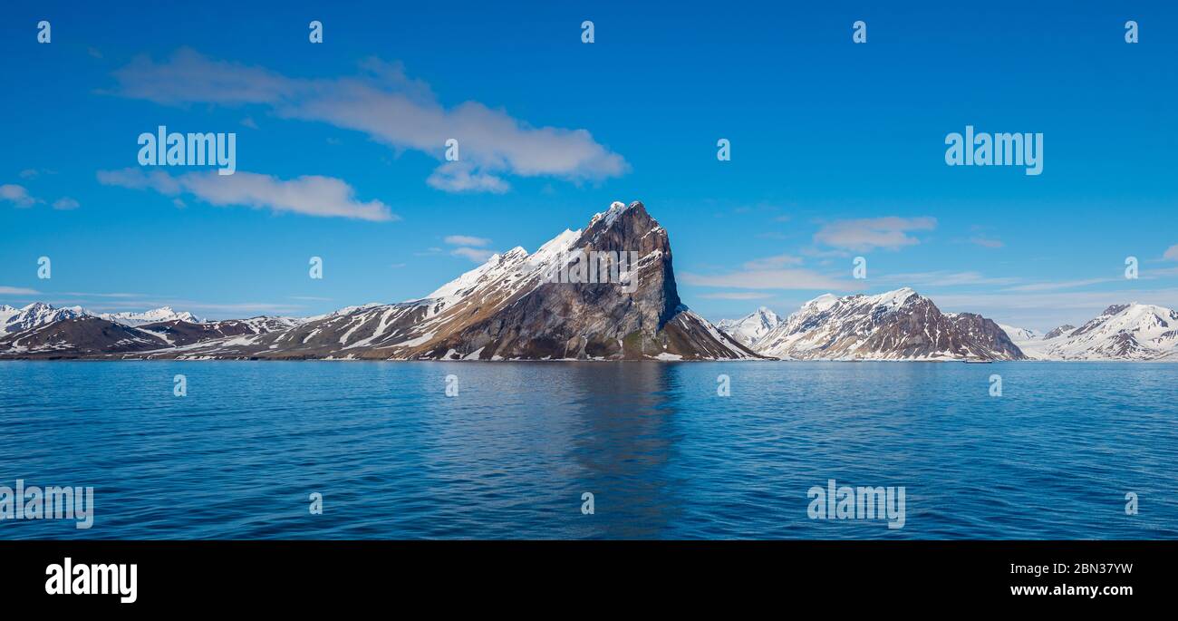 Arctic landscape with beautiful lighting in Svalbard Stock Photo - Alamy