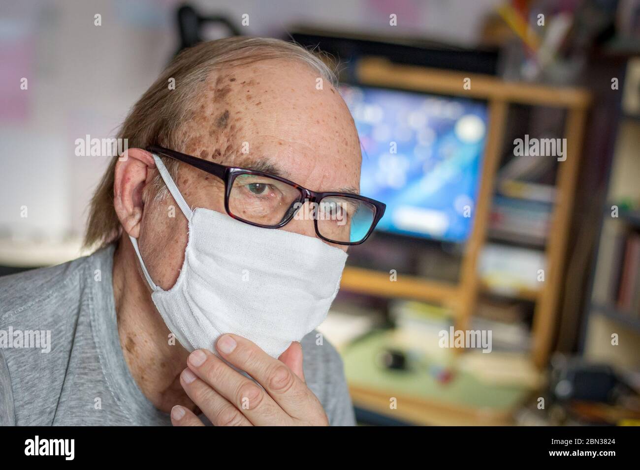 Elderly man at home isolation Stock Photo - Alamy