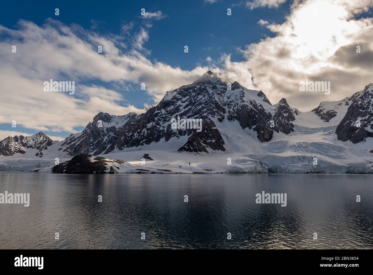 Arctic landscape with beautiful lighting in Svalbard Stock Photo - Alamy