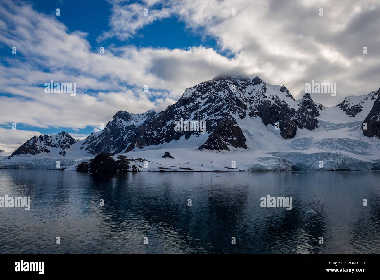 Arctic landscape with beautiful lighting in Svalbard Stock Photo - Alamy