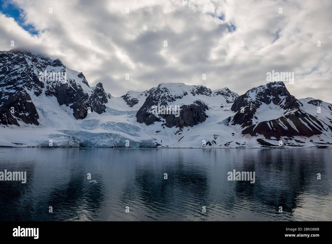 Arctic landscape with beautiful lighting in Svalbard Stock Photo - Alamy