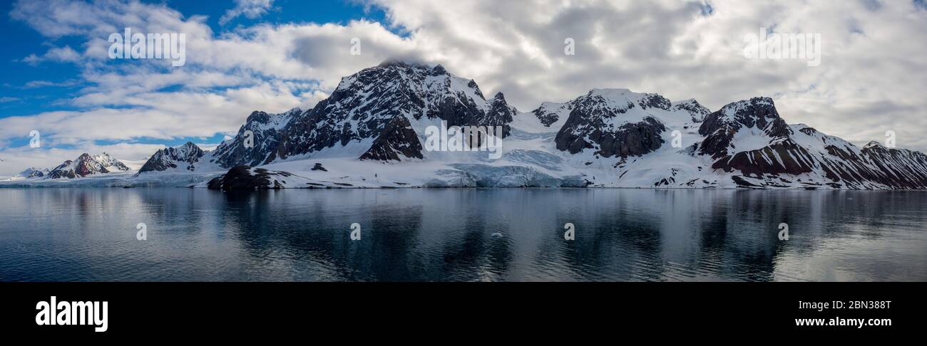 Arctic landscape with beautiful lighting in Svalbard Stock Photo - Alamy