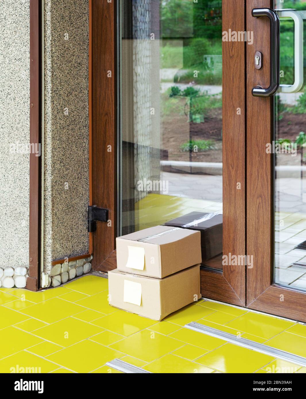 Box on doorstep hi-res stock photography and images - Alamy