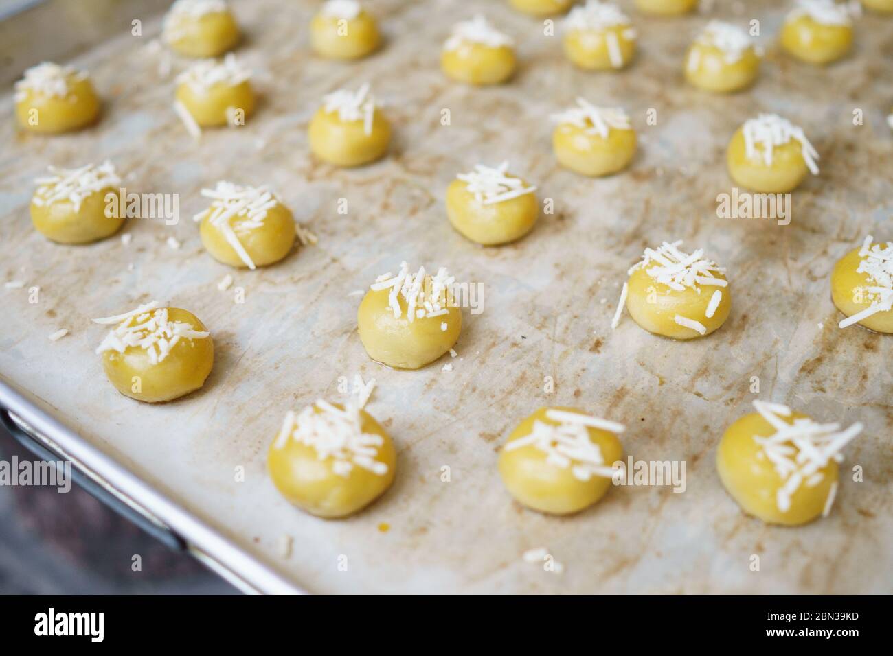 nastar cake on a tray ready to put in the oven Stock Photo - Alamy