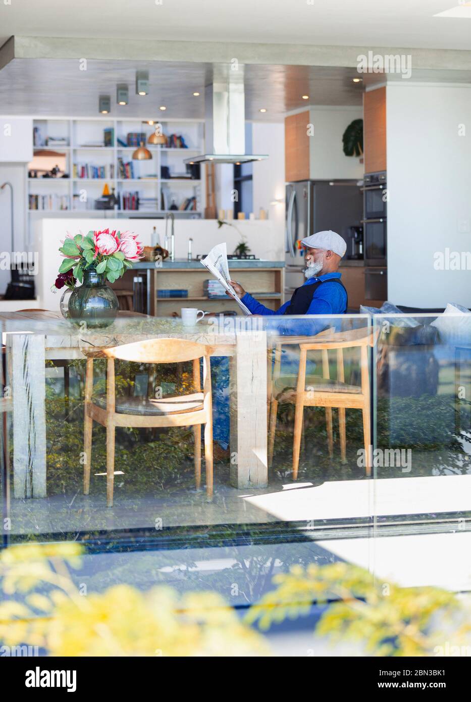 Man reading newspaper table hi-res stock photography and images - Alamy