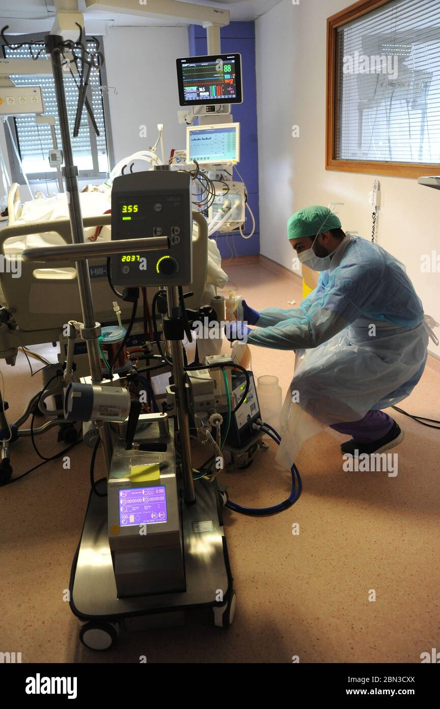 Medical resuscitation service at the Jacques Cartier hospital in Massy ...